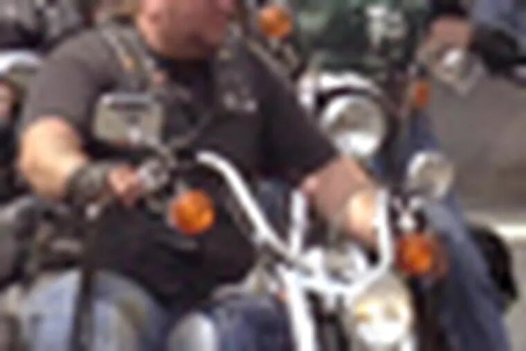 Biker groups press an anti-helmet fight