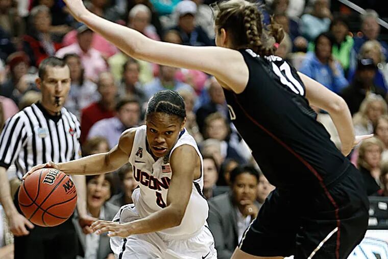 Unbeaten UConn, Notre Dame advance to title game