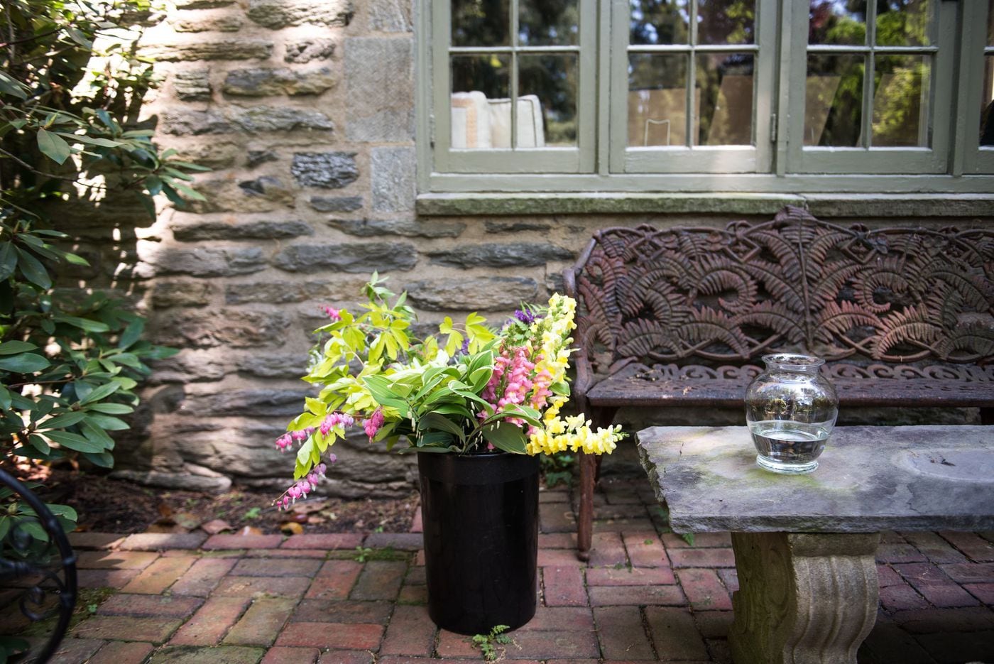 Flower arrangement 101: How to make a bouquet from backyard flowers