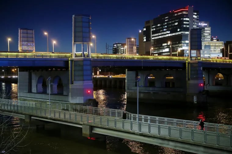 What happened to the lights on the South Street Bridge?