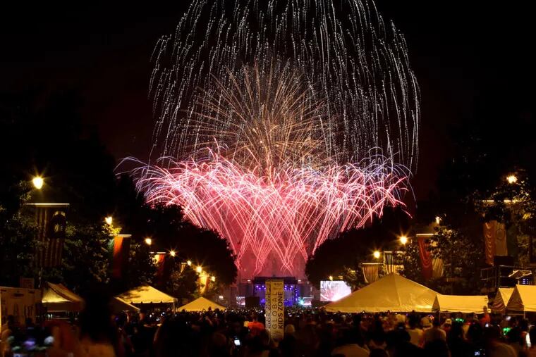 After downpour, Mary J. Blige takes the stage, fireworks light up the sky