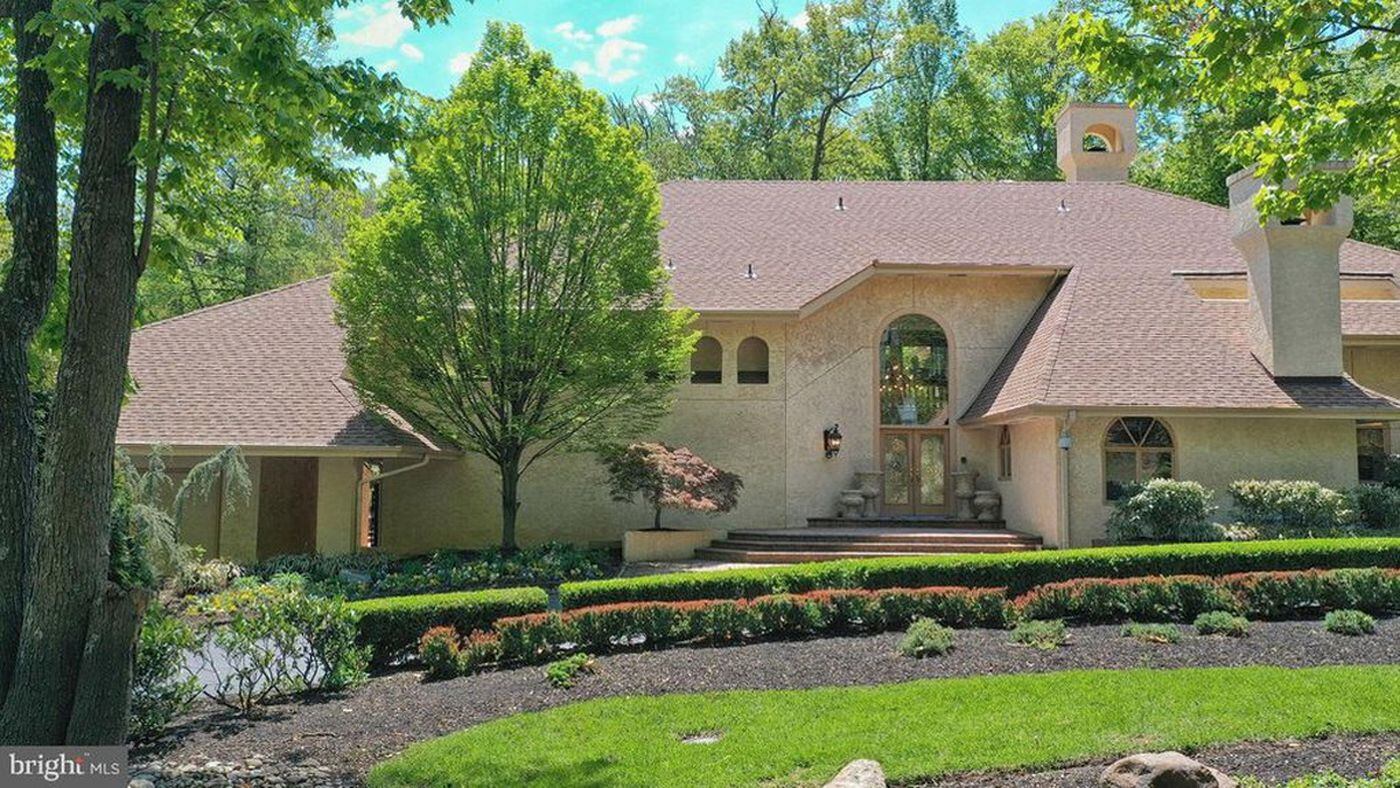 You can buy Bobby Clarke’s former home (and its Flyers-shaped pool) for ...