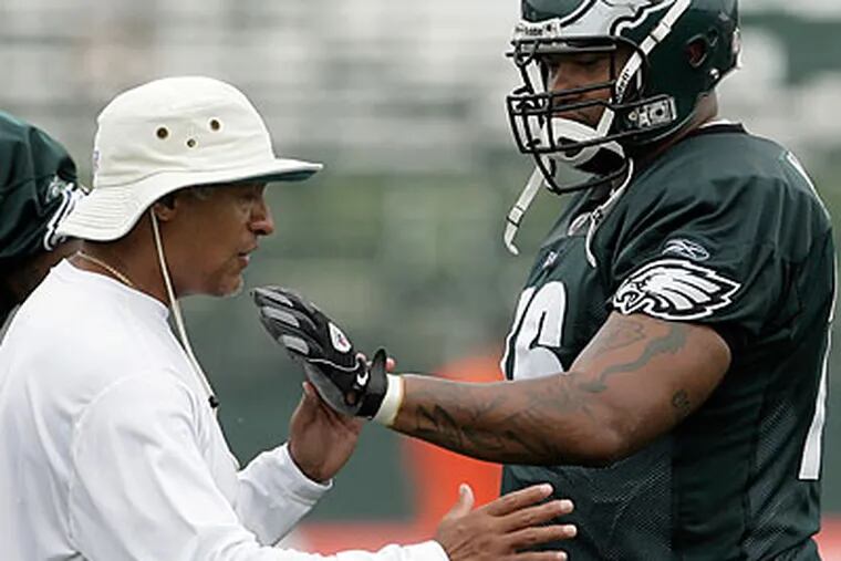 Eagles Notes: Stacy Andrews back at right guard