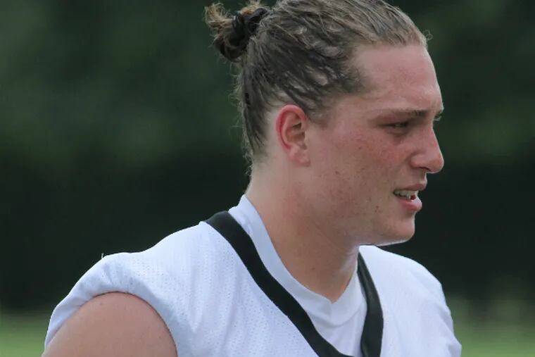 Eagles' Travis Long knows what ails Sam Bradford