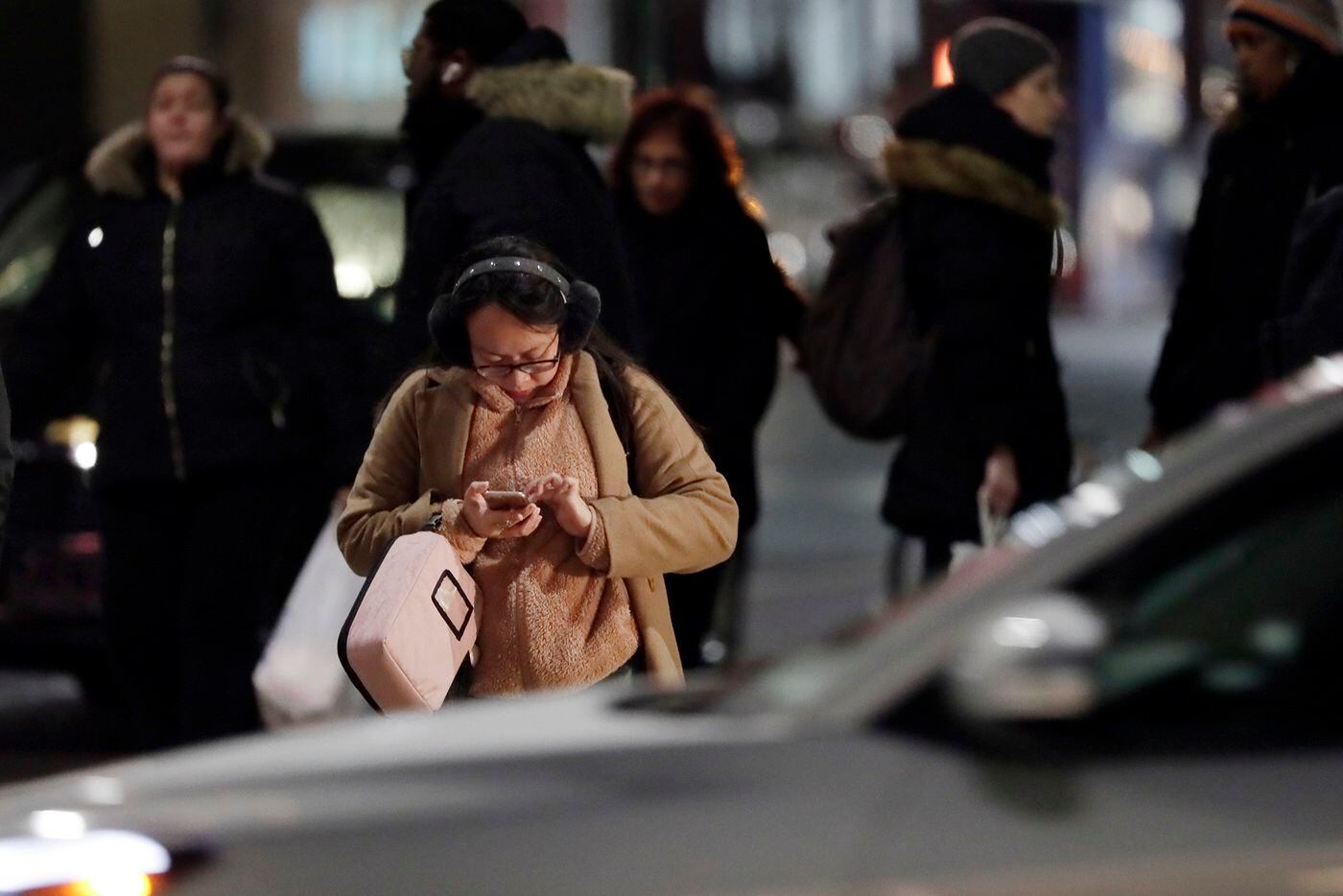 Cell phones lead to thousands of head and neck injuries each year ...