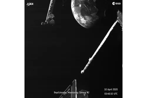 Mercury-bound spacecraft buzzes Earth, beams back pictures