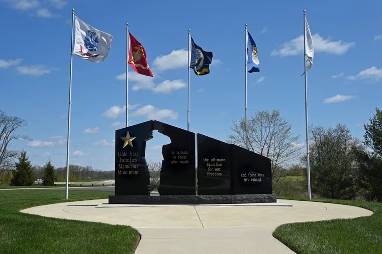 Funeral of WWII veteran draws hundreds to gather, socially distanced